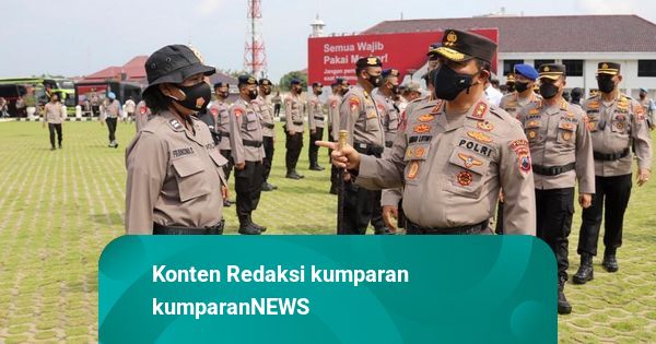 Puluhan Polwan dari Polda Jateng Diterjunkan Bantu Korban Gunung Semeru | kumparan.com